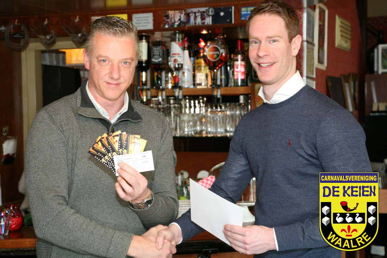 Uitreiking 1ste prijs loterij aan Walter Wijnen – AWC de Keien