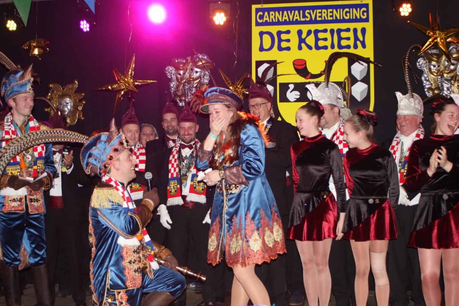 Prins Sam vraagt zijn hofdame Joyce ten huwelijk – AWC de Keien